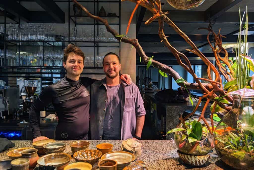 Grüne Pflanzenwelten und Speisen vom Feuer: Restaurant Kramer, Berlin ...